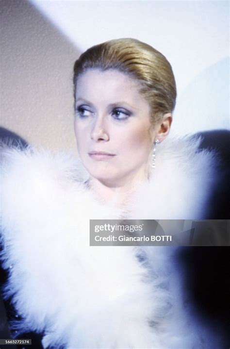 Portrait De Catherine Deneuve Lors Du Tournage Du Film Courage News Photo Getty Images