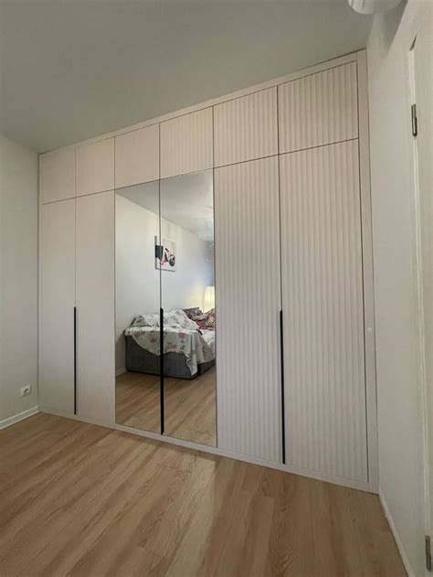 Встроенный распашной шкаф с фрезеровкой In 2025 Bedroom Closet Design