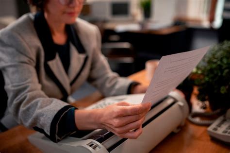 Pessoa Que Trabalha Em Uma Mesa No Escritório De Estilo Vintage Dos