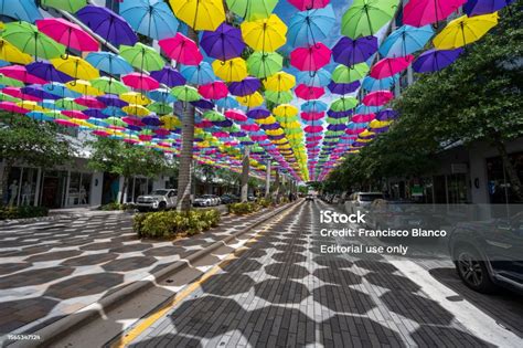 플로리다 주 도랄 에 매달려있는 여러 가지 빛깔의 우산 캐노피 거리에 대한 스톡 사진 및 기타 이미지 Istock