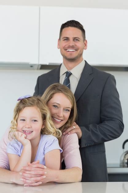 Familia Sonriendo Juntos En La Mesa Foto Premium Familia Sonriendo Juntos En La Mesa Foto Premium