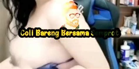 Bokep Indo Ngewe Live 3some 2 Cewek 1 Cowo