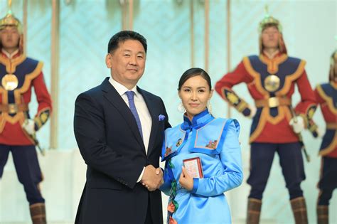 Монгол Улсын Ерөнхийлөгч У Хүрэлсүх ээжүүдэд Алдарт эхийн одон гардуулж байна E Mn