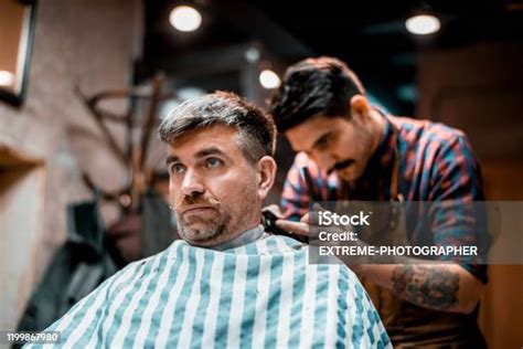 이발소에서 전기 면도기로 남자의 머리카락을 자르는 현대의 문신이 있는 이발사 2명에 대한 스톡 사진 및 기타 이미지 2명 가꿔주기 가위 Istock