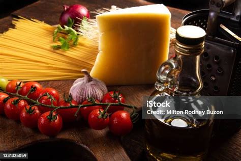 이탈리아 파스타 스파게티 토마토 올리브 오일 치즈 및 향신료가 소박한 나무에 중점을 둡니다 0명에 대한 스톡 사진 및 기타