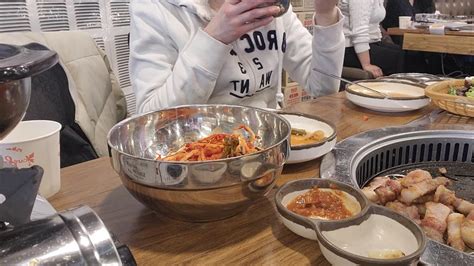혼자 끼니 때우는 일상 피자 잡채밀키트 초밥 노브랜드햄버거 로제크림리조또 간장새우장 자장면 동생생일 카중와플 붕어빵 YouTube