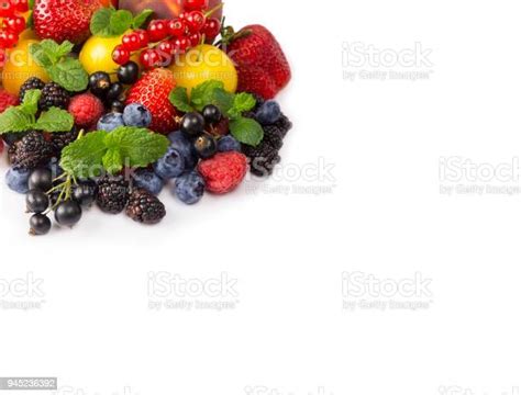 과일 그리고 흰색 바탕에 텍스트 복사 공간 이미지의 테두리에 딸기 익은 건포도 딸기 블랙베리 블루베리 복숭아 및 황색 매 다양 한 신선한 여름입니다 흰색 배경에 혼합 과일의