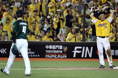 新聞 許基宏敲逆轉三壘打 徐基麟奪勝落淚因為王威晨 Baseball板 Disp Bbs