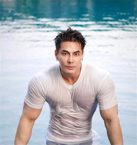 หนุ่นเสื้อขาว