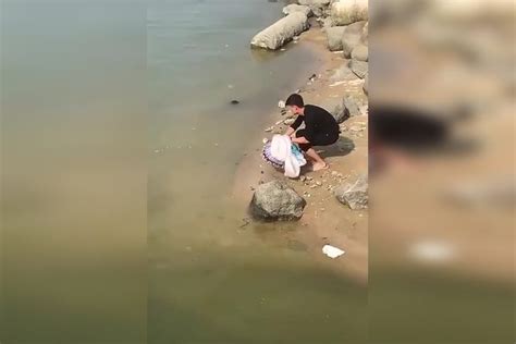 小哥哥水库边蹑手蹑脚准备撒网捕鱼，一网下去才发现真是个王者水库王者哥哥