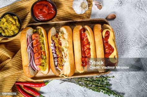 핫도그는 트레이에 다양한 토핑을 완전히 가득 차 있습니다 돼지고기와 쇠고기 소시지와 맛있는 핫도그 흰색 배경입니다 위쪽 보기 핫도그에 대한 스톡 사진 및 기타 이미지