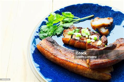 물고기와 튀긴 삼겹살 나무 배경으로 파란색 접시에 Withcoriander 야채 소스 고기에 대한 스톡 사진 및 기타 이미지 고기 길거리 음식 돼지고기 Istock