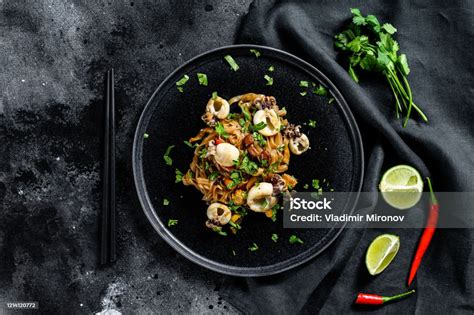 오징어와 야채와 아시아 볶음 국수 검은 색 배경입니다 맨 위 보기 Washoku에 대한 스톡 사진 및 기타 이미지