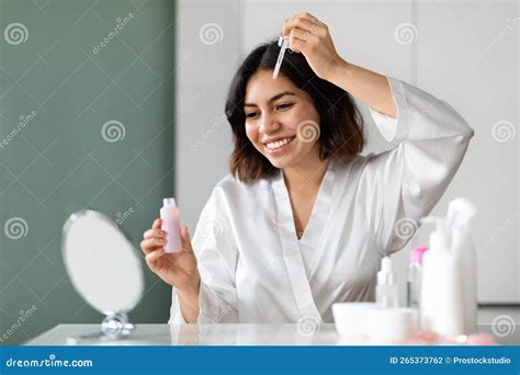 Linda Morena Del Medio Oriente Mujer Con Rutina De Cuidados Faciales
