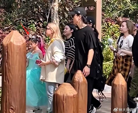 戚薇全家游迪士尼，1岁儿子撞脸蜡笔小新，9岁女儿不怕冷穿吊带裙迪士尼戚薇李承铉新浪新闻