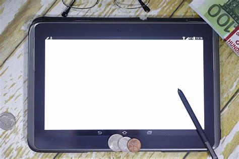 소득 성장 그래프입니다 이익의 성장 속도의 그래프와 전자 타블렛 스마트폰 차트에 통화입니다 0명에 대한 스톡 사진 및 기타 이미지 Istock