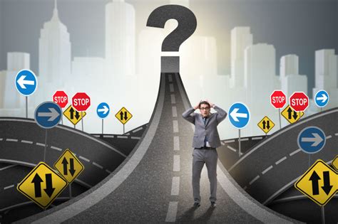 道路路牌人物背景图片 商人在道路交叉口的抉择素材 高清图片 摄影照片 寻图免费打包下载