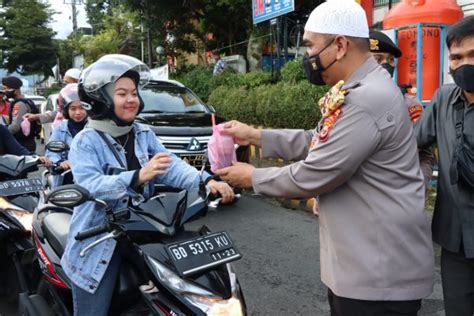 Ramadan Kapolres Rejang Lebong Berbagi Takjil Gratis Intersisi News