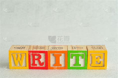 这个词写在白色的背景上孤立的彩色块拼写