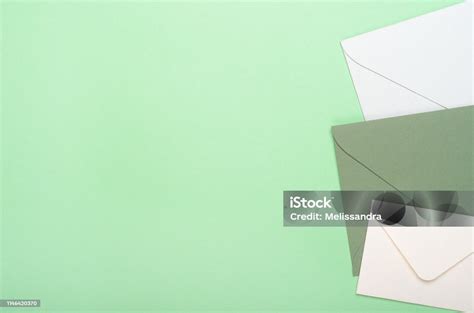 녹색 배경에 녹색 및 흰색 봉투 문자 메시지 서신 복사 공간 평면도 평 신도의 개념 봉투에 대한 스톡 사진 및 기타 이미지 Istock