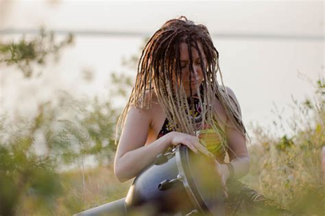 아름 다운 젊은 여자 히피 샤먼 Djembe 재생 하 고 일몰에 야생 춤 춤 개인 장식품에 대한 스톡 사진 및 기타 이미지