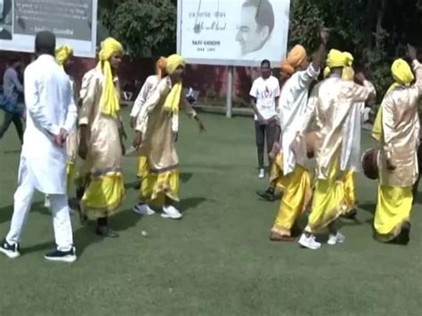 Karnataka Poll Result कांग्रेस कार्यालय में जश्न का दौर जारी ढोल