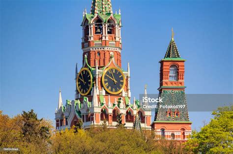 화창한 아침에 녹색 나무와 푸른 하늘을 배경으로 모스크바 크렘린의 Spasskaya 타워 0명에 대한 스톡 사진 및 기타 이미지