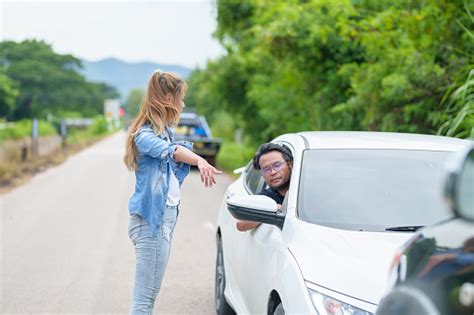 자동차 충돌 사고에서 누가 유죄인지에 대해 논쟁하는 두 명의 운전자 도로 안전 및 보험 개념 2명에 대한 스톡 사진 및 기타