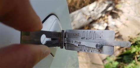 도요타캠리차문잠겼을때 출장하여 개문하고 차키구출 도요타캠리차문여는곳 수입차잠긴문여는곳 당진자동차열쇠 전문점 네이버 블로그