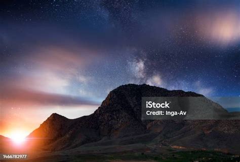 환상의 밤 풍경 은하계와 별이 빛나는 밤에 아름다운 눈 덮인 산 밤 하루 시간대에 대한 스톡 사진 및 기타 이미지 밤 하루