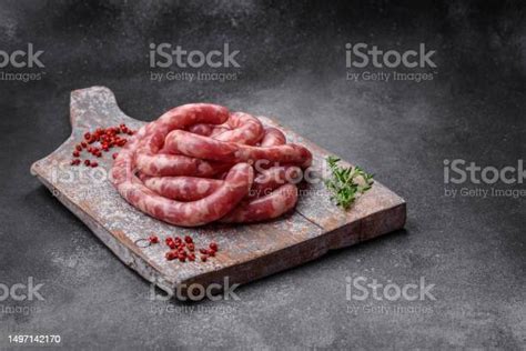 돼지고기 또는 쇠고기로 만든 생 소시지와 소금 향신료 및 허브 0명에 대한 스톡 사진 및 기타 이미지 0명 가공육 건강에