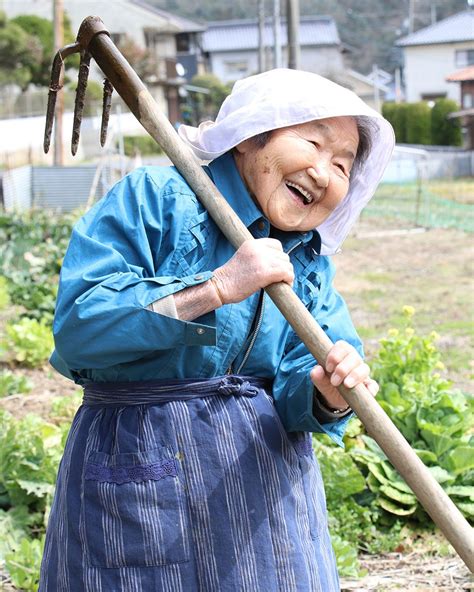 画像・写真｜103歳、畑仕事をしながら尾道でひとり暮らしの哲代おばあちゃん。いりこの味噌汁は卵を落として、ベターっと前屈…元気の秘訣は7つ