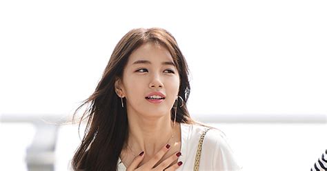 포토엔 수지 긴 치마가 바람에 펄럭