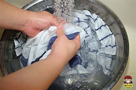 누렇게 변한 흰 옷 세탁하는 만물상 특급 비법 2024 자연요법 세탁 팁 베이킹소다