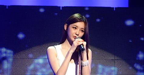 포토엔 다비치 강민경 찢어진 청바지 과감한 패션