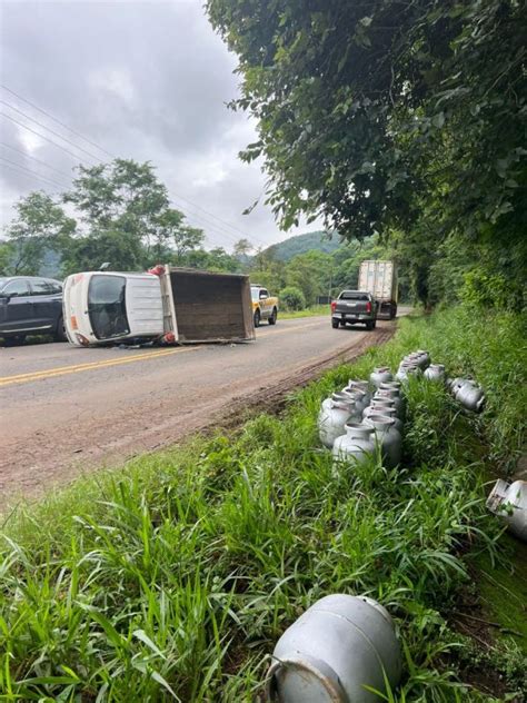 Caminhonete Carregada De Botijões Tomba Após Cair Em Buraco Na Sc 283