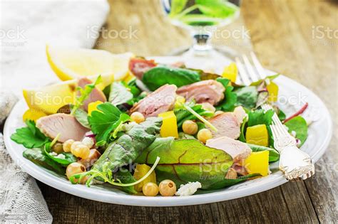 다양한 샐러드 아루굴라 시금치 근대 치킨 인명별 까치밥나무 열매류 베리류 0명에 대한 스톡 사진 및 기타 이미지 0명 건포도 그릇 Istock