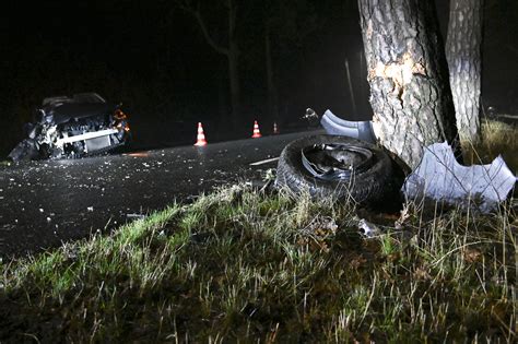 Auto Zwaar Beschadigd Na Botsing Tegen Boom 112 Nederland