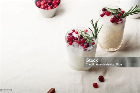 완벽 한 크리스마스 칵테일 크랜베리와 로즈마리 코코넛 마가리타 최소한의 개념입니다 리넨 옷 그리고 흰색 배경입니다 복사 공간