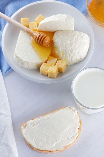 치즈 흰색 배경 화이트 치즈 블루 냅킨 나무 배경 꿀 평면도 흰색 접시에 치즈 유리 팝 아트 Kefir 나무 막대기에 꿀에 우유