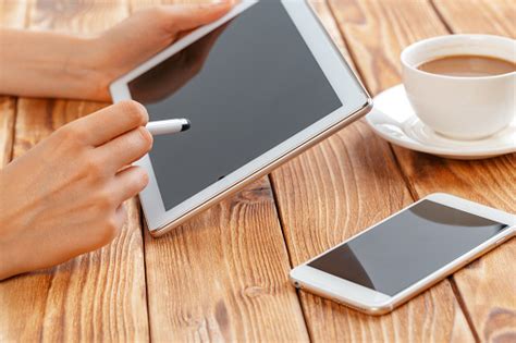 클로즈업 젊은 여자의 손을 잡고 디지털 태블릿 및 마시는 아침 마 키 아 토 공란에 대한 스톡 사진 및 기타 이미지 공란 디지털 태블릿 사용하기 러시아 Istock