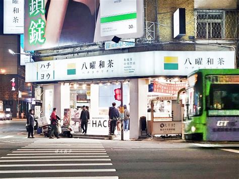 八曜和茶中友店~中友百貨旁知名連鎖飲料店 主打和風茶 排隊人潮幾乎沒停過 晴天散步