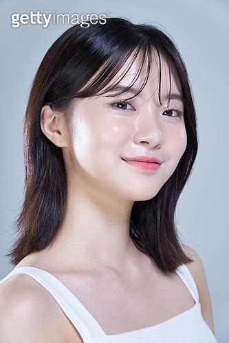 대한민국 한국 여성 뷰티 미녀 아름다운사람 귀여움 물체묘사 로션 화장품 깨끗함 좋은상태 이미지