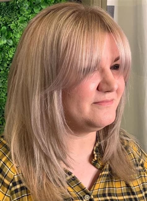 20 Most Flattering Haircuts For Double Chins To Try In 2025