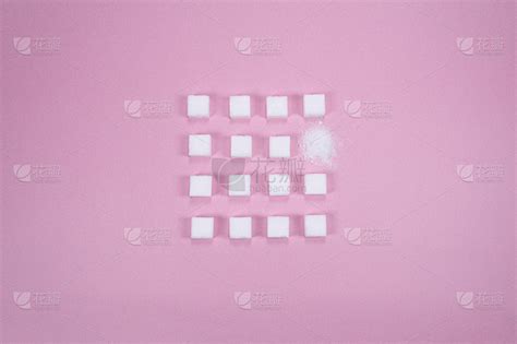 粉红色背景上的白糖块