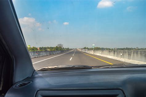 Sudut Pandang Dari Dalam Mobil Yang Melaju Dengan Kecepatan Tinggi Di
