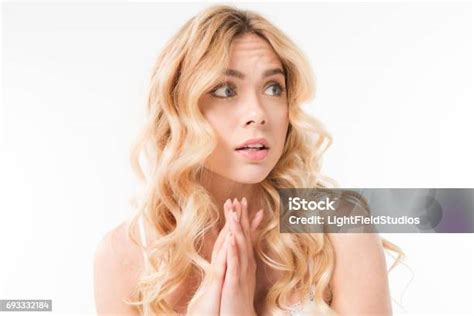 스튜디오에 흰색 절연 금발 곱슬 머리를 가진 매력적인 놀된 여자의 초상화 가냘픈에 대한 스톡 사진 및 기타 이미지 가냘픈 갈색 머리 건강관리와 의술 Istock