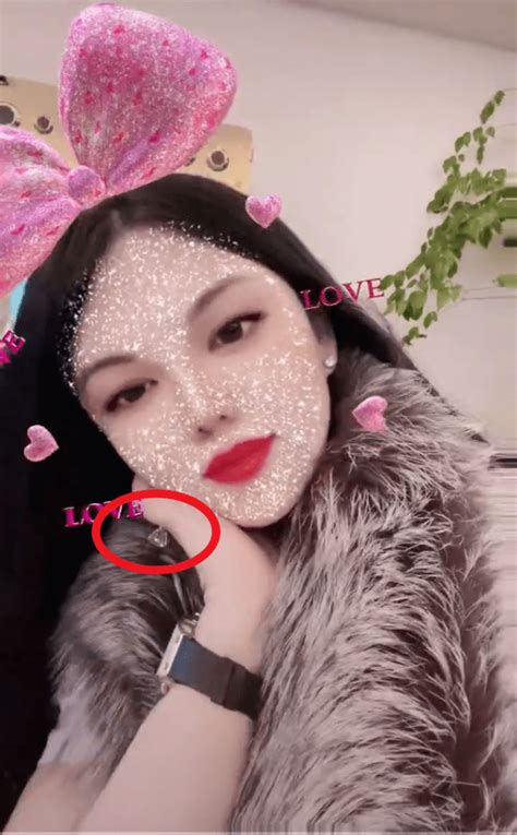 李湘穿红裙逛街照释出 手戴钻戒疑再婚长发气质佳 搜狐大视野 搜狐新闻