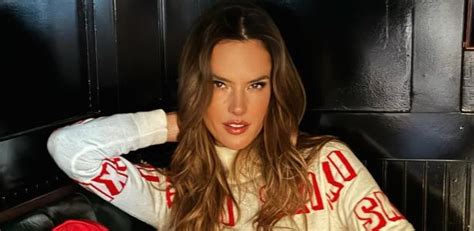 Alessandra Ambrosio posa de biquíni durante férias em Ibiza