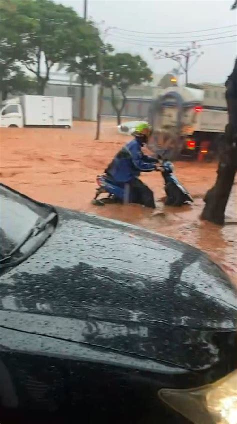 快訊／超大雷雨狂炸 台中西屯路積水淹成河「塞爆」機車卡半路拋錨 Yahoo奇摩汽車機車